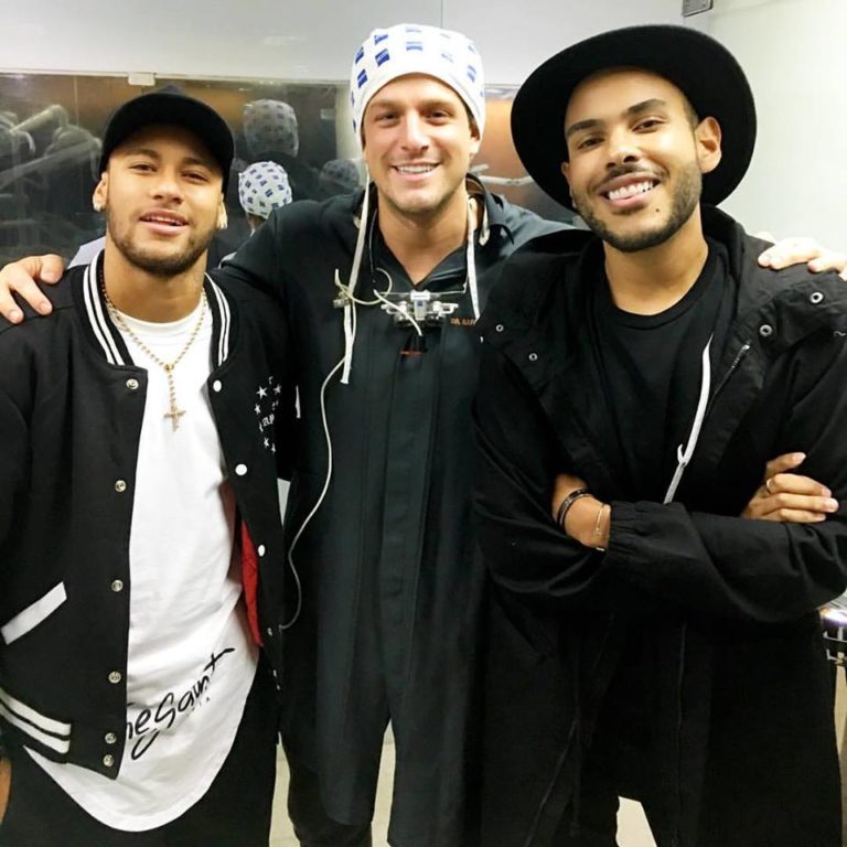 O novo sorriso do Neymar com lentes de contato. Veja as imagens:
